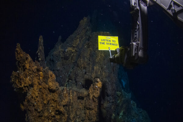 World's deepest protest takes place on Arctic seabed - Geographical